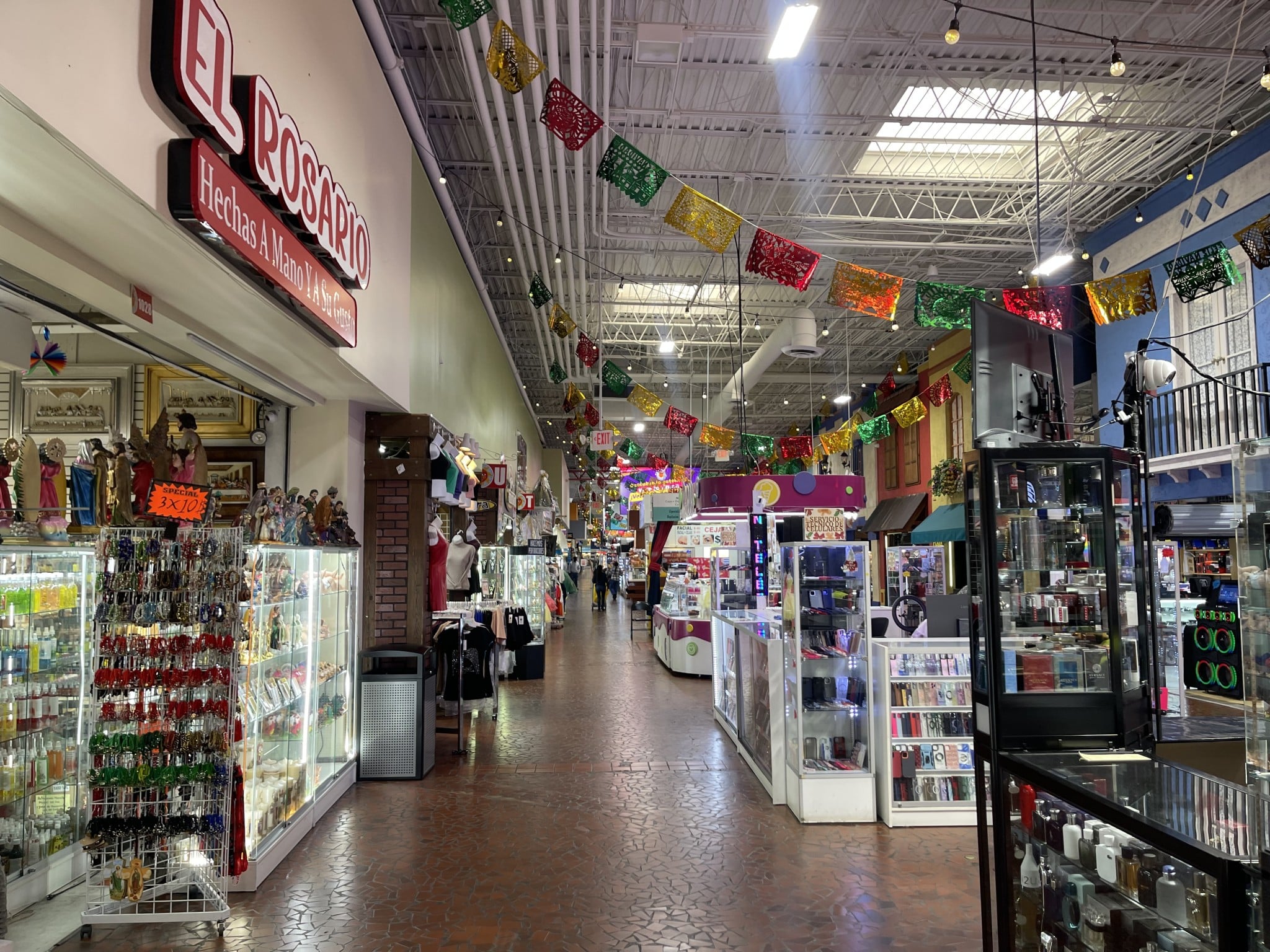 At Plaza Fiesta, “no entra casi gente”